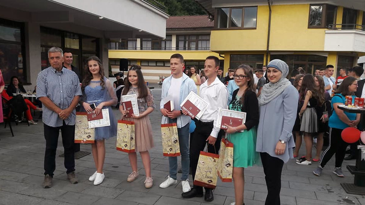Učenici generacije OŠ "Muhsin Rizvić" Fojnica - Fojnica.net