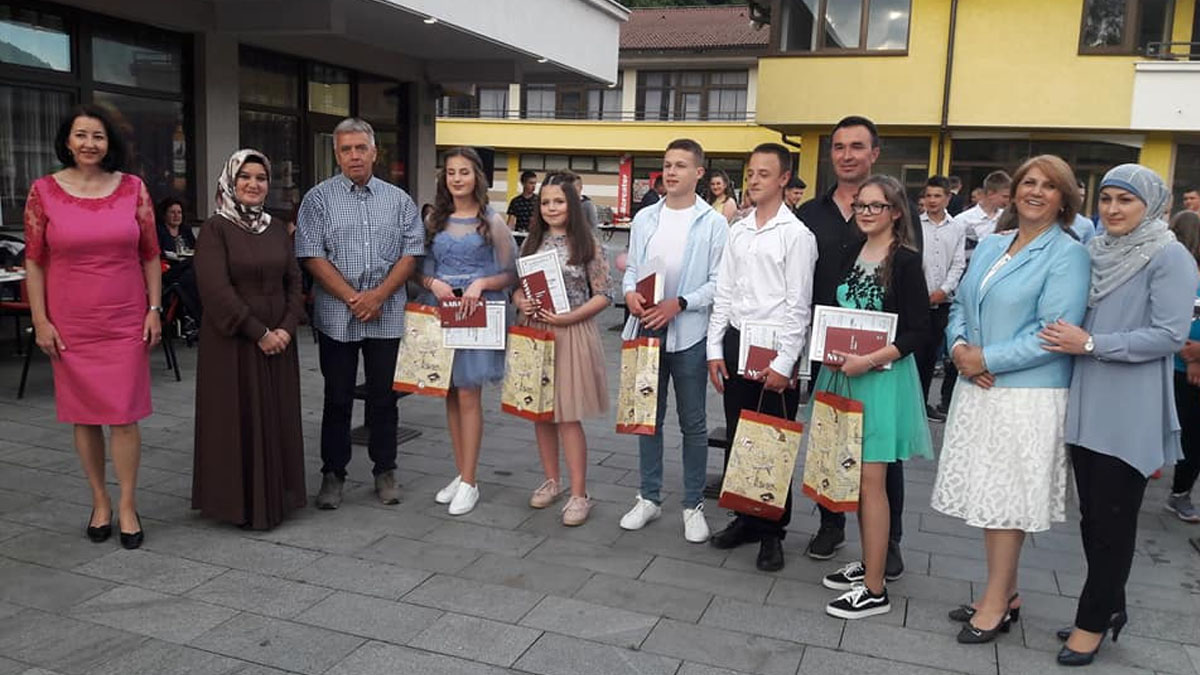 Učenici generacije OŠ "Muhsin Rizvić" Fojnica - Fojnica.net