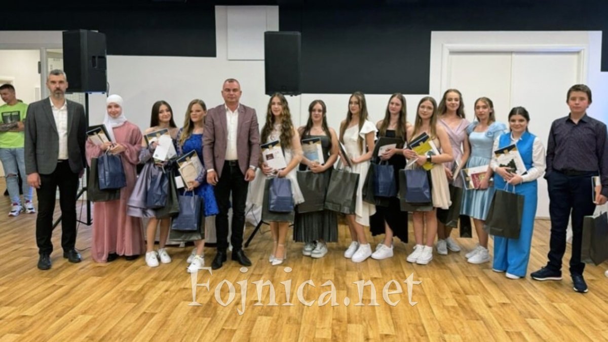 Učenici generacije OŠ “Muhsin Rizvić” Fojnica u školskoj 2023/2024 ...